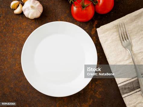 빈 흰색 접시를 청소 하 고 오래 된 녹슨 철 테이블 리넨 냅킨에 포크 0명에 대한 스톡 사진 및 기타 이미지 0명 갈색