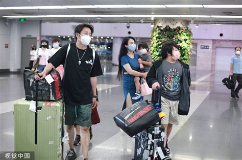 邹市明一家五口现身机场 大儿子身材魁梧有气概 搜狐大视野 搜狐新闻