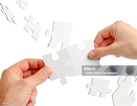 흰색에 고립 된 직소 퍼즐을 들고 손의 부부 팀워크 및 비즈니스 협업 개념 퍼즐큐브에 대한 스톡 사진 및 기타 이미지 퍼즐