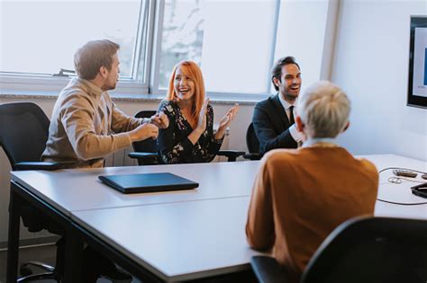 사무실에서 대화 형 화이트 보드에 아이디어를 보여주는 프로젝트 전략을 제시 하는 젊은 사업가 경영자에 대한 스톡 사진 및 기타 이미지 Istock