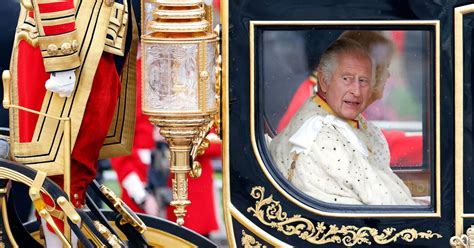 König Charles III Krönungsgäste machen mit Kirchenheften Kohle BUNTE de