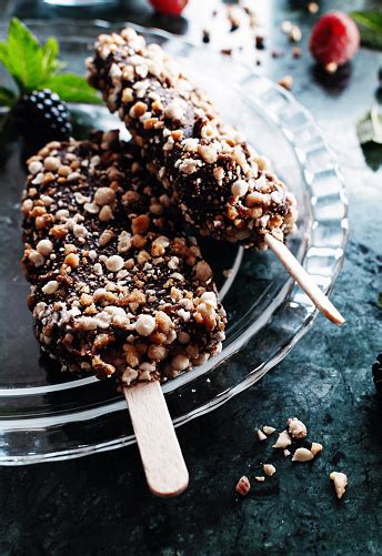 신선한 여름 딸기와 어두운 대리석 테이블에 초콜릿 땅콩 버터 아이스크림 아이스 0명에 대한 스톡 사진 및 기타 이미지 0명 갈색 냉동된 Istock