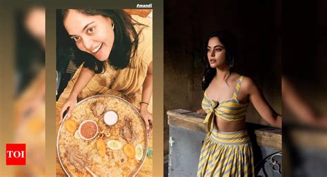 Bigg Boss Non Stop Winner Bindu Madhavi Enjoys Dinner Night With