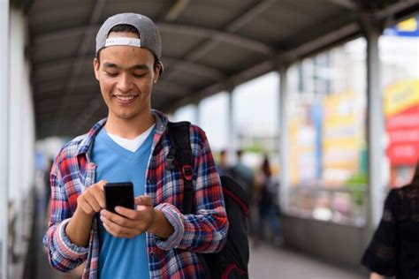Joven Guapo Indio Explorando La Ciudad De Bangkok Tailandia Foto Premium