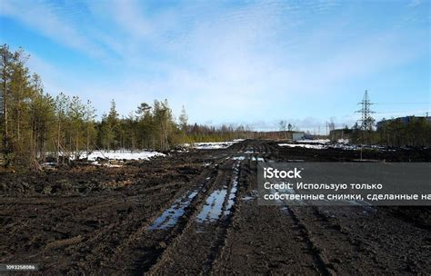 국가로 진흙에서 이른 봄에 만든 흙 길의 진흙은 자동차를 운전 수의 지속적인 혼란 0명에 대한 스톡 사진 및 기타 이미지 0