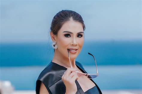 Profil Atau Biodata Helena Lim Upload Video Instagram Ganti Baju Di