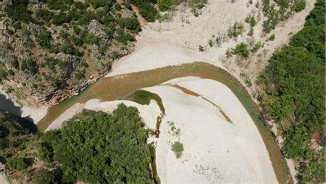 Η παραλία της Αγίας Βλαχέρνας με τα λευκά βότσαλα και την ψιλή άμμο