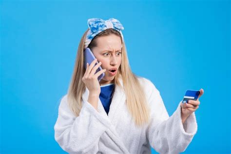 Joven Hermosa Chica Rubia En Una Bata De Ba O Con Una Diadema Habla Por