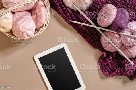 뜨개질 바늘 베이지색 배경에 바구니에 누워 울 스레드는 분홍색과 보라색 공 뜨개질을 하 여 공예에 대 한 배경까지 모의 0명에