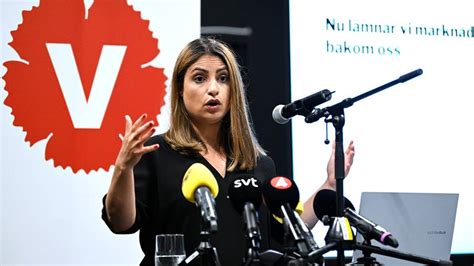 V Politiker Genomförde Flaggaktion I Almedalen Svt Nyheter