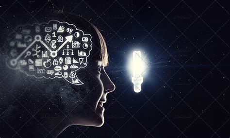 عکس دختر بچه در حال نگاه کردن به لامپ روشن و ایده هایی در ذهن در پس