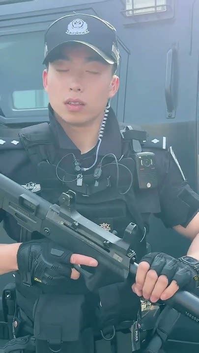 五一”期间，上海外滩游客偶遇帅气执勤特警，主动上前询问并合影，特警友好回应、亲切配合。网友：太帅了，满满的安全感！（来源：人民日报） Youtube