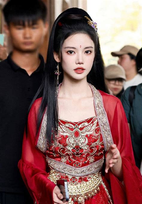 娜扎谢娜《萌探》路透曝光 Cos仙侠角色造型精致 搜狐大视野 搜狐新闻