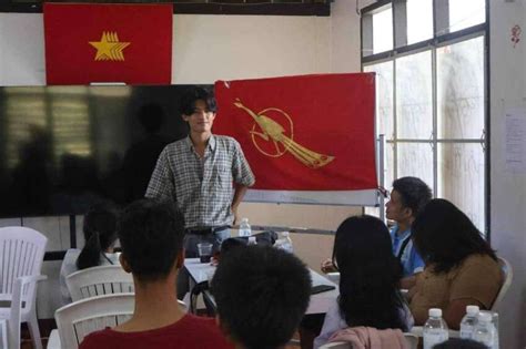 မဲဆောက်မြို့ရှိ မြန်မာရွှေ့‌ပြောင်းကျောင်းသားများကို အိုးဝေစာစောင်များ ဖြန့်ဝေ Khit Thit Media