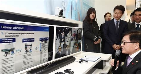 환자 차트 보며 영상통화하는 원격장비