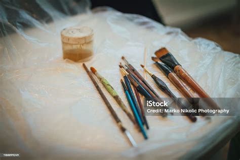테이블에 오래 된 팔레트와 나무 페인트 브러시 세트 다른 크기의 그림 0명에 대한 스톡 사진 및 기타 이미지 0명 개체