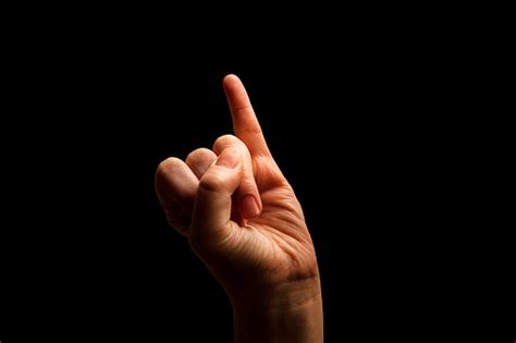 미국 수화 에서 J 알파벳의 기호를 보여주는 손 검은 배경에 고립 수화 건강관리와 의술에 대한 스톡 사진 및 기타 이미지