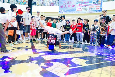 乌鲁木齐市米东区： 新疆首个吾悦广场建成开业