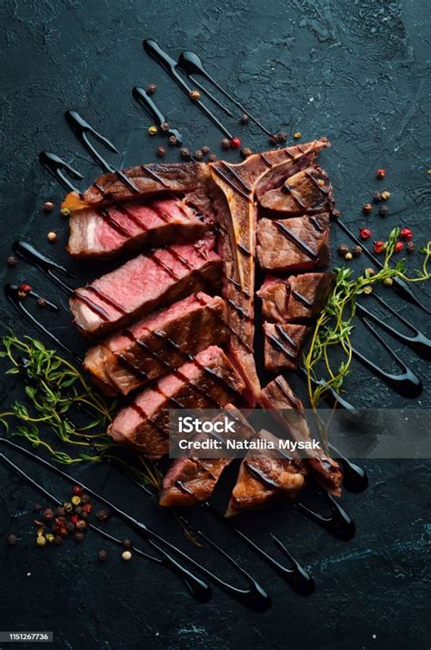 블랙 테이블에 쇠고기 티 본 스테이크 평면도 텍스트를 위한 여유 공간 갈비 스테이크에 대한 스톡 사진 및 기타 이미지 갈비 스테이크 건조한 고기 Istock
