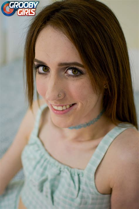 Сексуальная транссексуалка обнажает свой изогнутый член и мастурбирует в соло