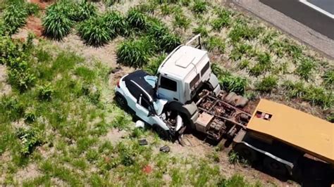 Carro é engolido por carreta após batida na MGC 452 em Uberlândia