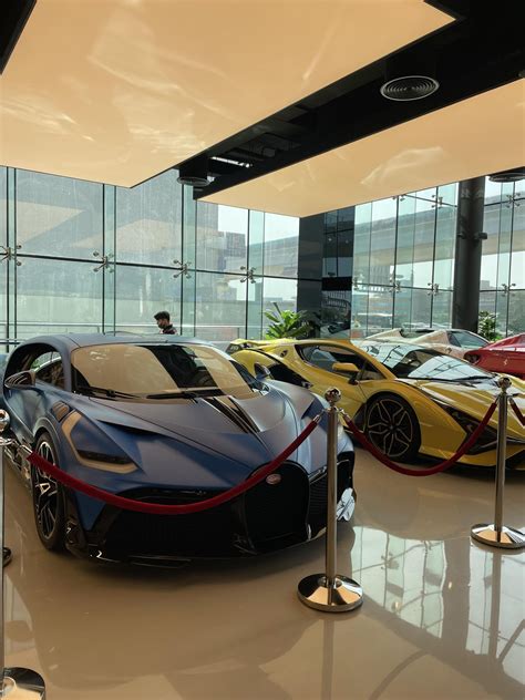 Bugatti Divo Speed Comparison Rracing