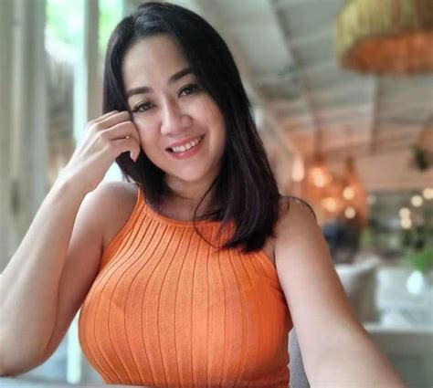 Ternyata Usia Tante Ernie Sudah Segini Tapi Pesonanya Bikin Gagal