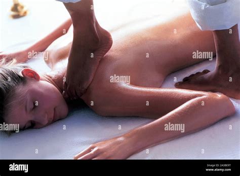 Ayurveda Massage Fotos Und Bildmaterial In Hoher Auflösung Alamy