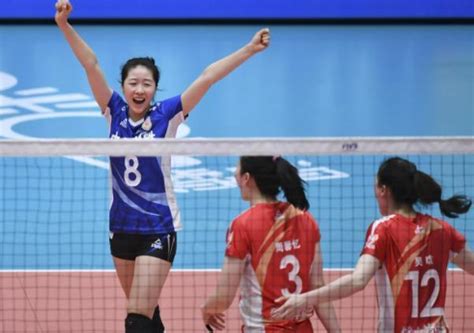 吴晗、臧倩倩亲密互动，一人已加盟北京女排，吴晗恐步臧倩倩后尘
