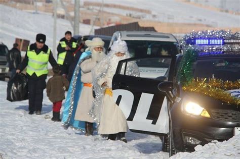 Цагдаагийн алба хаагчид 600 гаруй хүүхдэд бэлэг барилаа