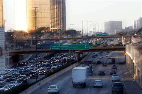 Crash On I 35e Near Dallas Medical District Closed Lanes Caused Backup