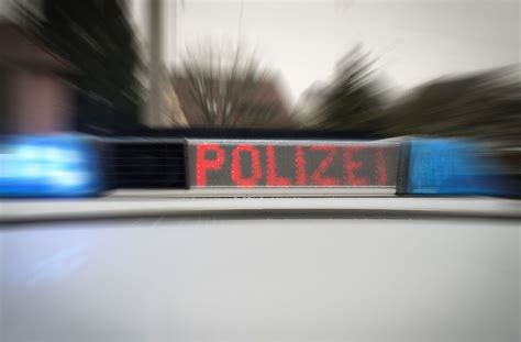 Unfall in Weinstadt Biker stürzt SUV fährt weiter Rems Murr Kreis
