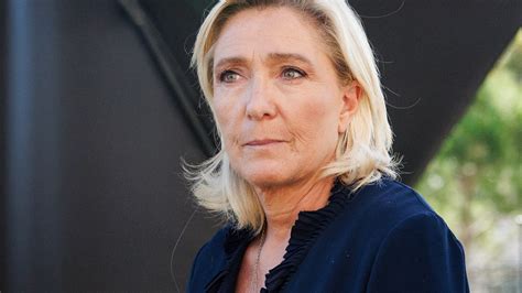 Marine Le Pen Affirme Que Le Rn Se Situerait Entre Le Centre Droit Et Le Centre Gauche Aux