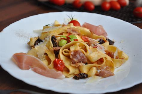 MAKARON PAPPARDELLE Z SZYNKĄ PARMEŃSKĄ - przepis - PrzyslijPrzepis.pl