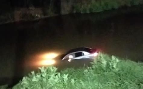 Carro Cai Dentro Do Rio Paraibuna Em Juiz De Fora Zona Da Mata G