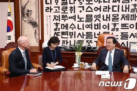 이야기 나누는 문희상 국회의장 프로데 솔베르그 주한 노르웨이 대사