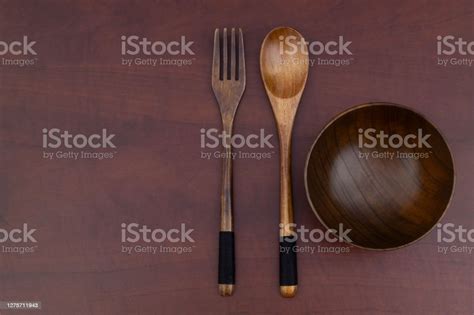 나무 숟가락 포크와 사본 공간이있는 나무 테이블에 그릇 대나무 재료에 대한 스톡 사진 및 기타 이미지 대나무 재료 검은색