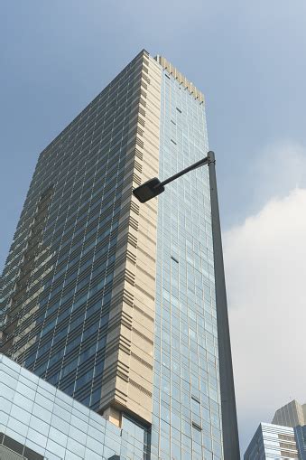상업적인 사무실 건물 오후의 화창한 날에 전등 기둥 실루엣 그림자가 있는 현대 건축물 Senayan Sudirman