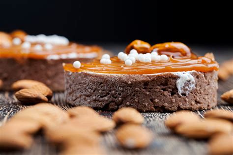 우유 치즈 충전과 소금에 절인 캐러멜을 듬뿍 곁들인 타르틀릿 과일에 대한 스톡 사진 및 기타 이미지 과일 목재 재료 미식가 Istock