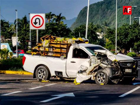 Choque entre camioneta y urbano deja cuantiosas pérdidas materiales AFmedios Agencia de