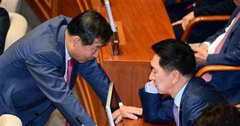 포토 대화하는 김기현 대표와 이철규 사무총장