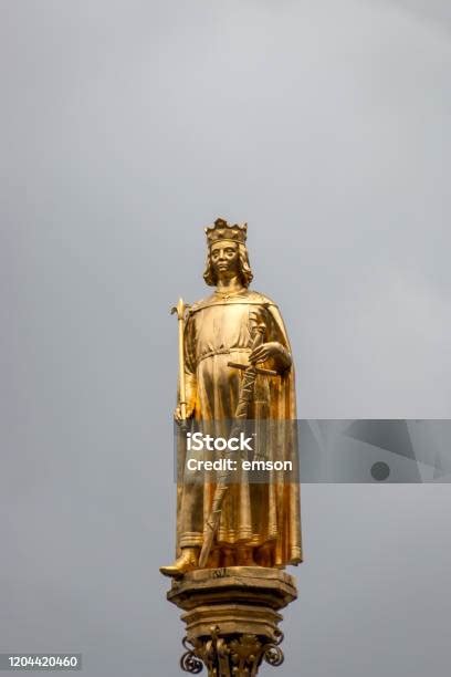네덜란드 백작 윌렘 Ii를 기리기 위해 빈넨호프의 금박을 입힌 동상 0명에 대한 스톡 사진 및 기타 이미지 0명 건물 외관
