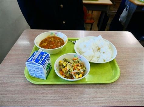 給食 溝辺中学校の様子