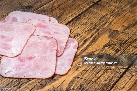 나무 테이블에 돼지 고기 햄의 정사각형 조각 나무 배경 상단 보기 공간 복사 0명에 대한 스톡 사진 및 기타 이미지 0명 건강한 식생활 검은색 Istock