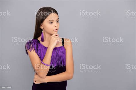 복사 공간에 대 한 매력적인 패션 스타일 회색 배경을 입고 아름다움 봐와 사랑 스러운 소녀 화려한 Fashion Show에 대한 스톡 사진 및 기타 이미지 Istock