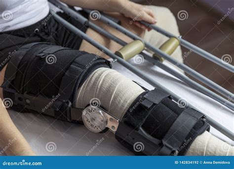 Pierna Femenina Después De La Cirugía De La Rodilla En Vendajes Y