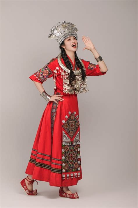 苗族少女唱山歌少数民族服饰女性人物摄影图