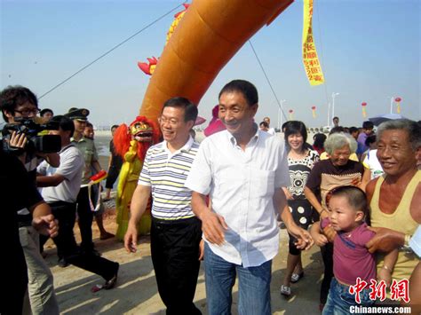 被日方非法抓扣的中国渔船船长詹其雄返回家乡高清组图新闻中心新浪网