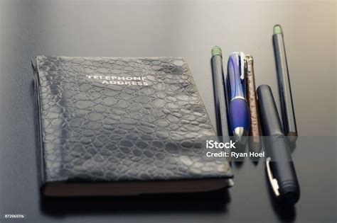 이미지의이 세트는 오래 된 기술 대 새로운 기술을 보여주는 사무실 환경에서 이들은 직장인 그들은 과거에 사용 하는 것에 비해