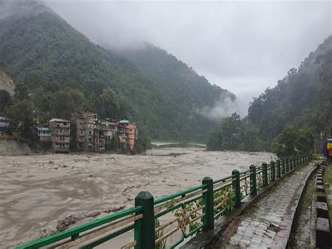 सिक्किम में ल्होनक झील के ऊपर फटा बादल बाढ़ में सेना के 23 जवान लापता